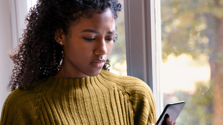 How to spot red flags while online dating