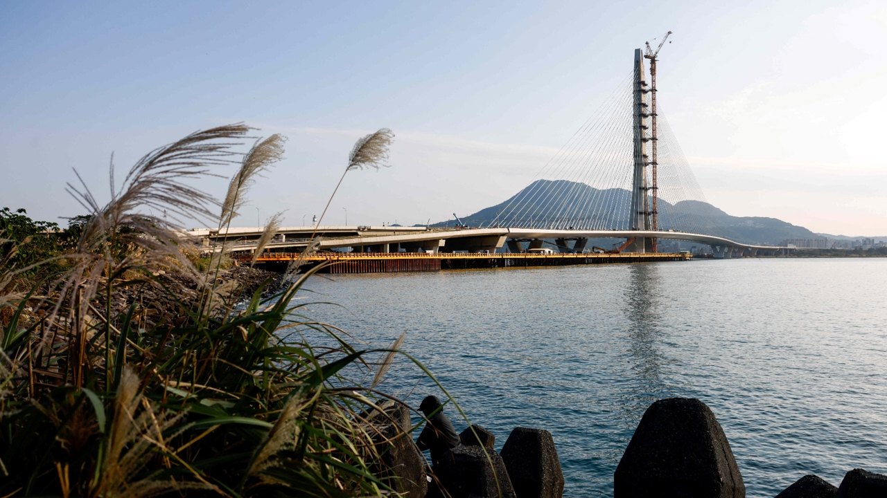 Landmark Danjiang Bridge promises faster commutes in New Taipei
