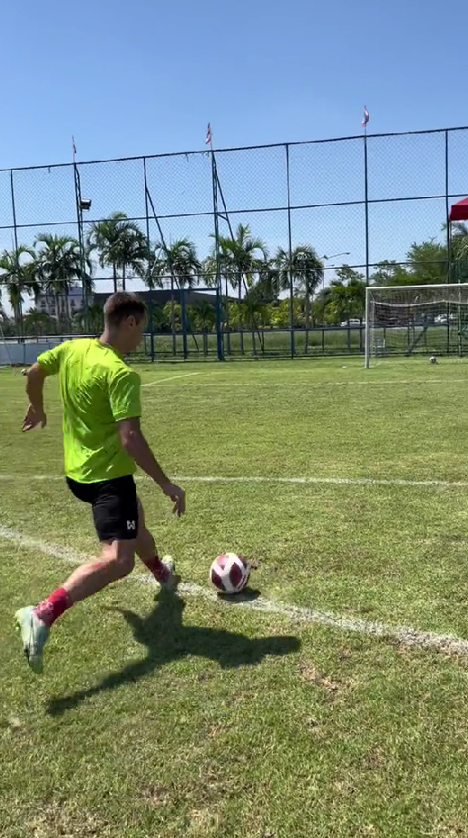 Unbelievable saves by elite football goalkeepers