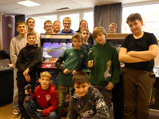 Jugendliche bauen in Wolfhagen ihre eigenen Retro-Konsolen