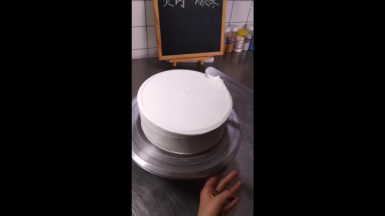 Perfecting White Plain Cake Design