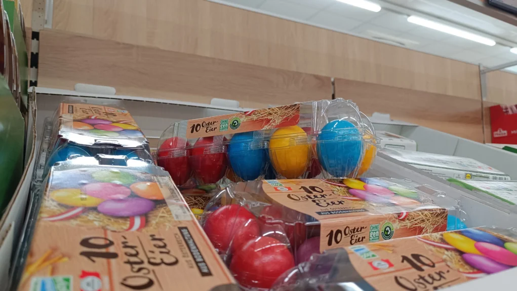 Frühstart für den Osterhasen: Bunte Eier schon in den Regalen gelandet
