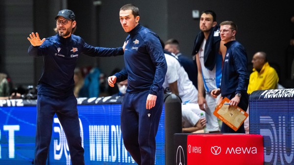 Jenas Co-Trainer hat einen Plan, wie man bei den Basketball Löwen ...