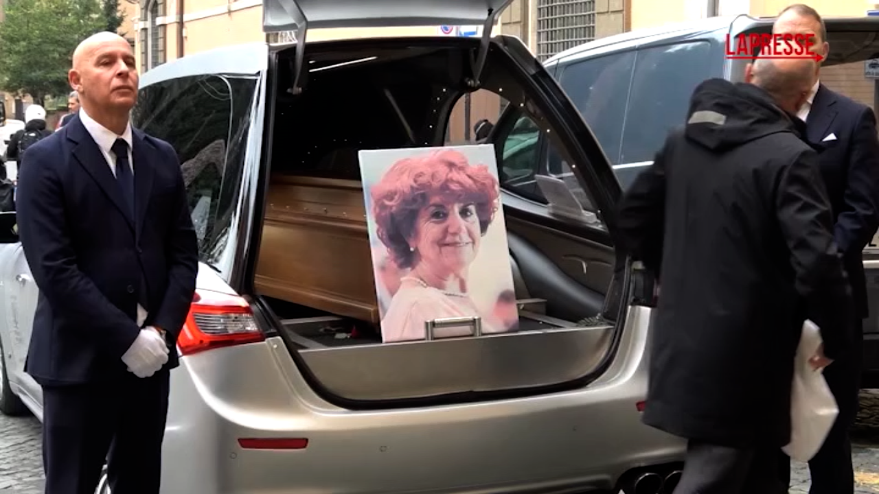 Valeria Fedeli, il sindaco di Roma Gualtieri accoglie il feretro in ...