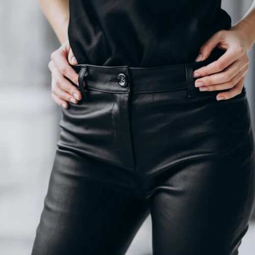 Tips merawat dan mencuci celana kulit