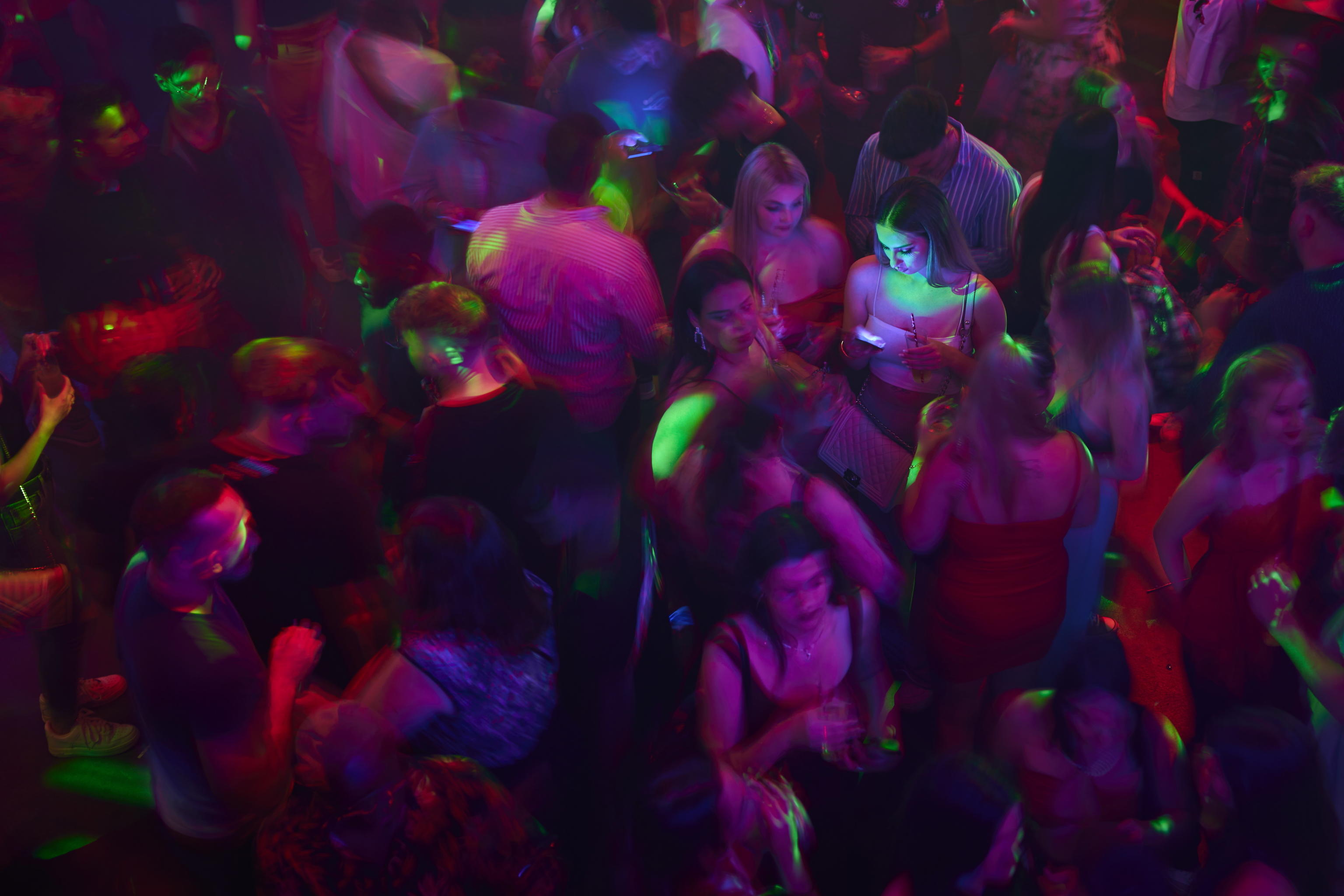 Discoteca abusiva in un seminterrato, locale chiuso a Milano