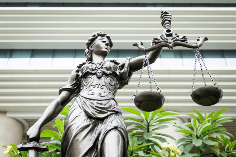 Neugeborenes aus Fenster geworfen: Totschlagsurteil gegen Mutter ...