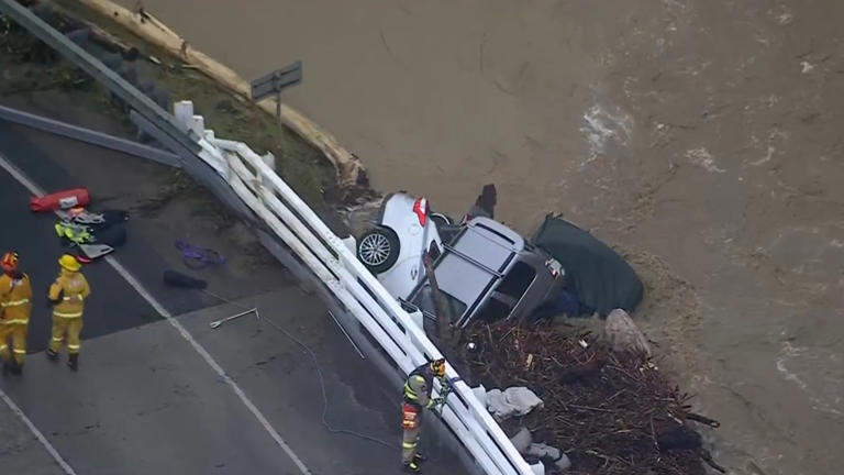 'You are in danger': Flash flooding inundates Victorian holiday hotspot