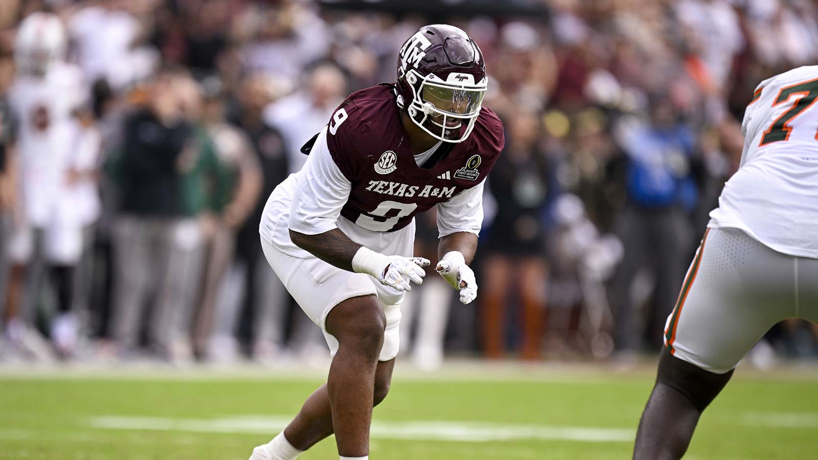 Patriots wants to draft an edge rusher. Who does ESPN give them?