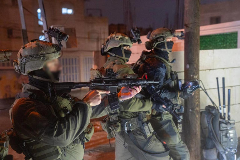 IDF troops operate in southern Lebanese town, demolish two houses