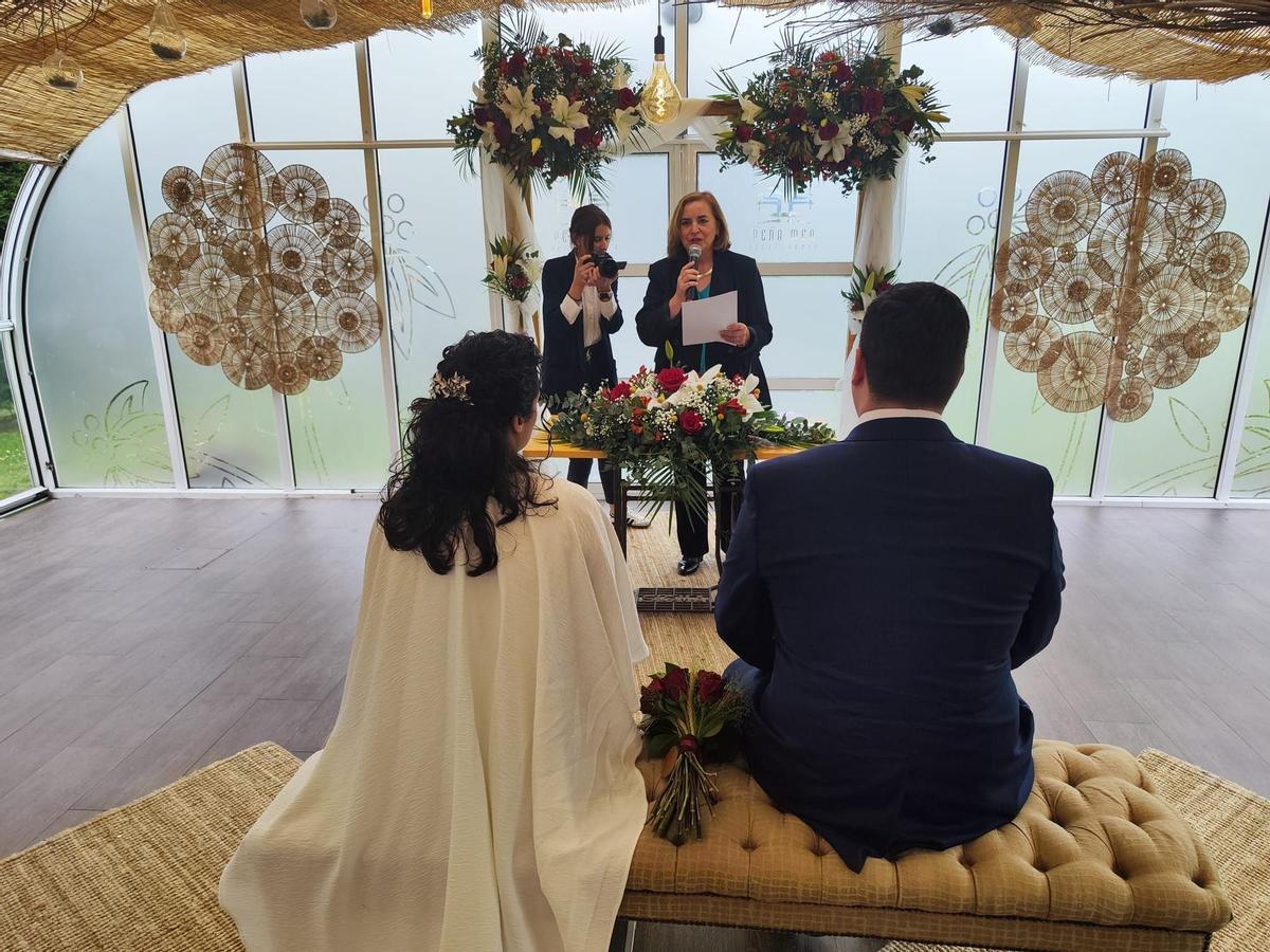 La fiebre nupcial no baja en Llanera, con 57 bodas civiles nada más ...
