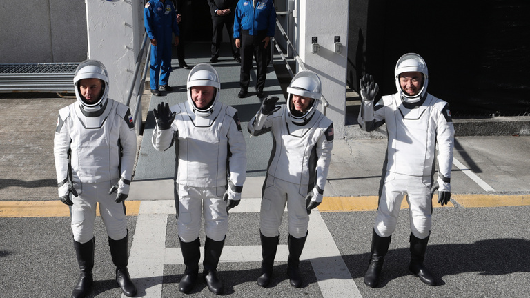 Sikerrel zárult a történelmi akció, földet értek az űrből rendkívüli ...