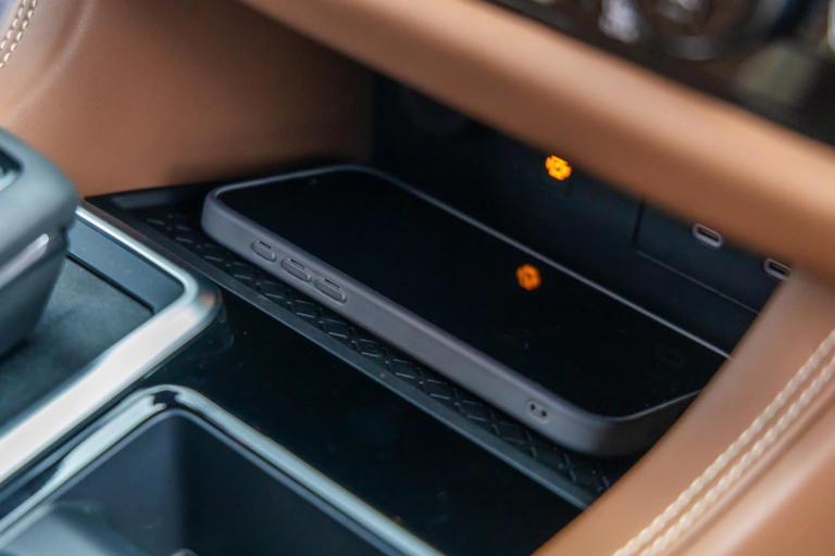 Nissan est le premier constructeur à adopter Qi2 pour une recharge ...