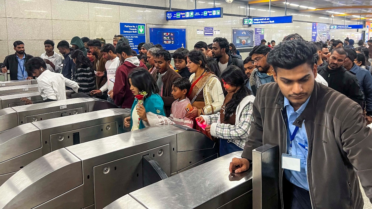 Girl asks strangers for cash to reach exam centre on Delhi Metro ...