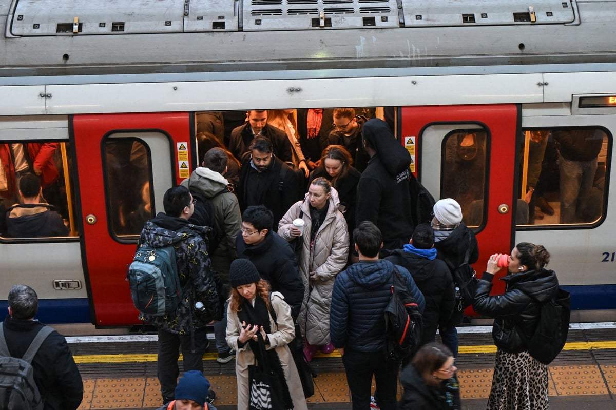 Central and Metropolitan lines suffer severe delays