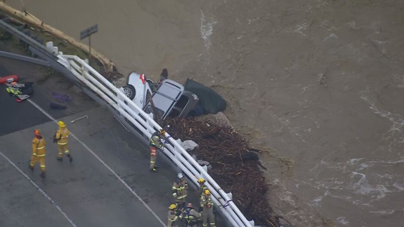 Roof rescues, hundreds evacuated in Wye River, Lorne split in half by ...