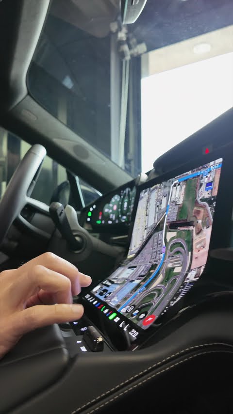 Curved screen in Porsche Cayenne EV