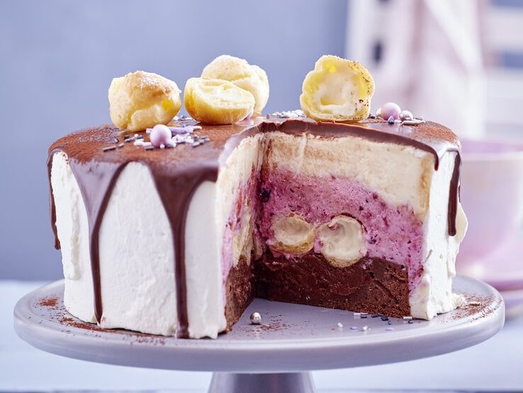 Profiteroles-Torte mit Windbeutelchen-Füllung