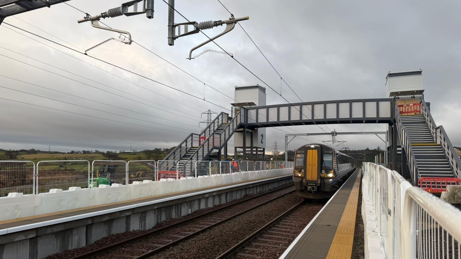 Footbridge and and lifts installed at new East Renfrewshire train ...