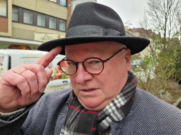 Dieter Dotzert geht nie ohne Hut aus dem Haus – bei der Begrüßung tippt ...