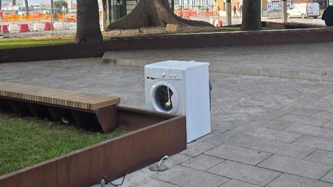 Cagliari, lavatrice abbandonata in piazza Matteotti: «Opera d’arte che ...