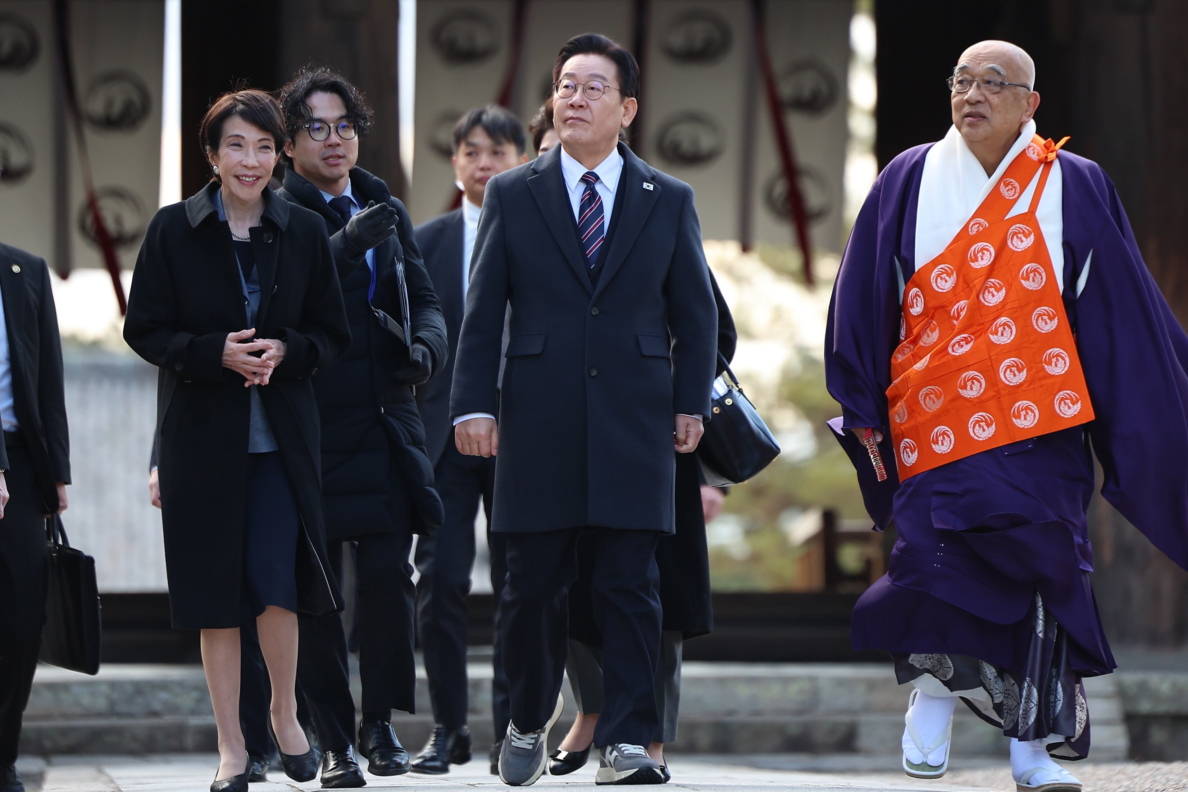 President Lee Borrows Sneakers for Japan Visit Gravel Paths