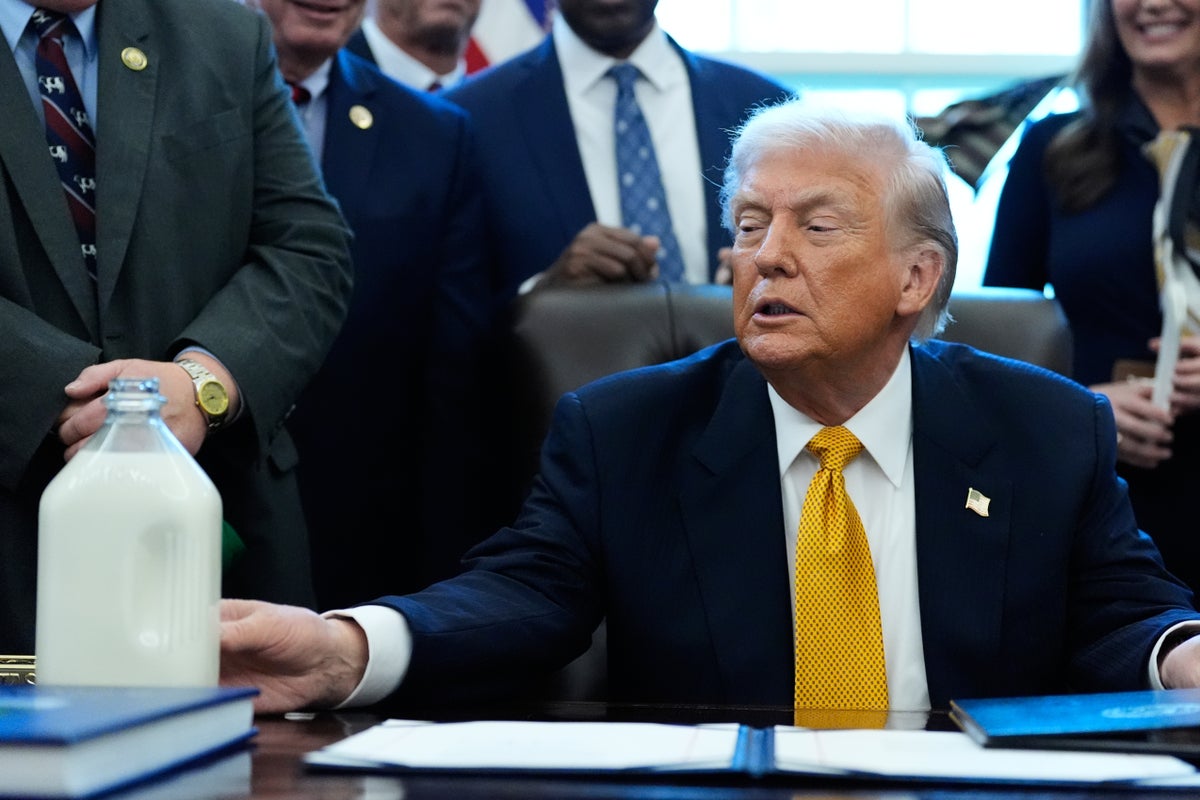 Trump makes unusual 'whole milk' comment during Oval Office signing