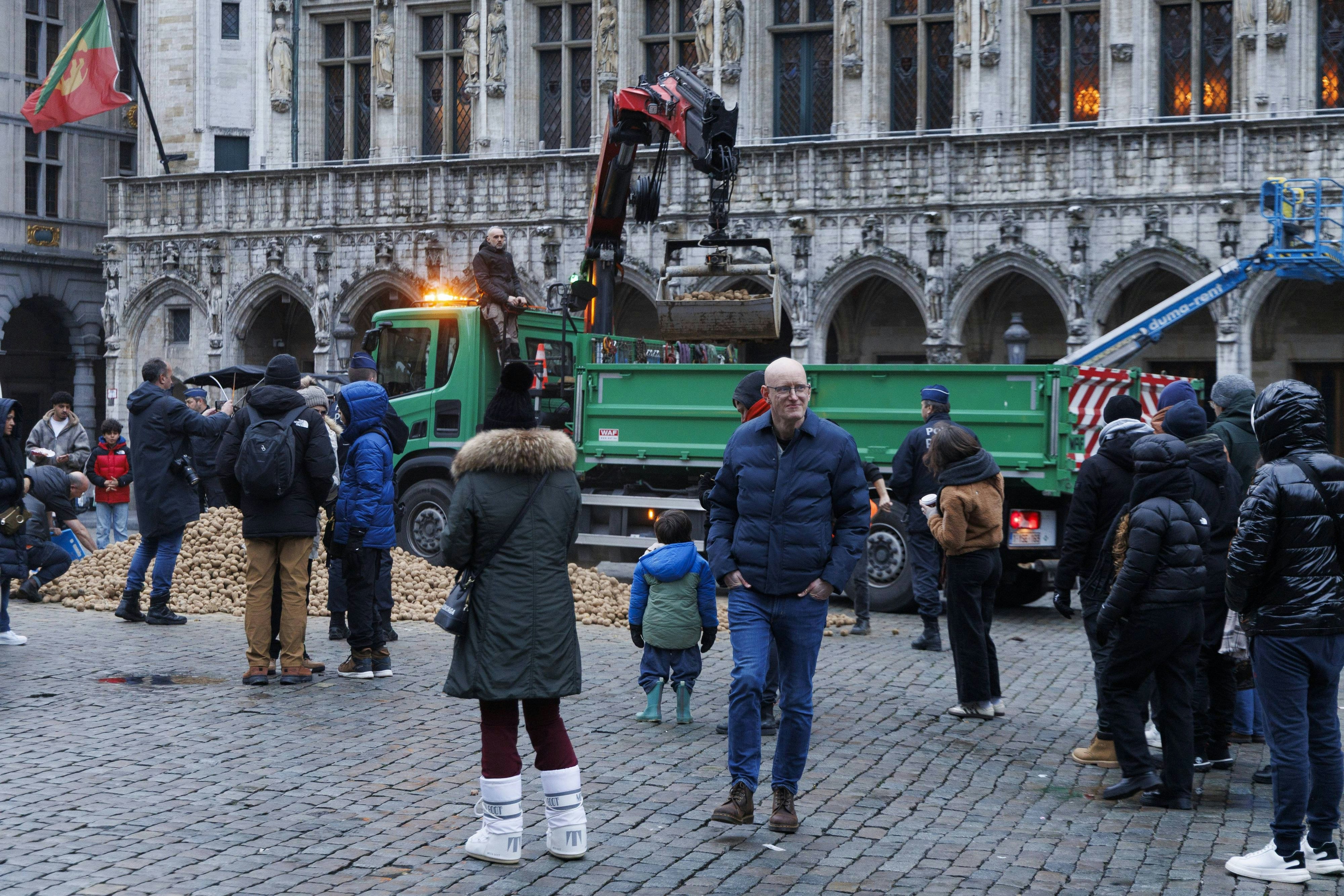 Irre Kartoffel-Aktion: Bauer kippt Tonnen auf Brüsseler Prachtplatz