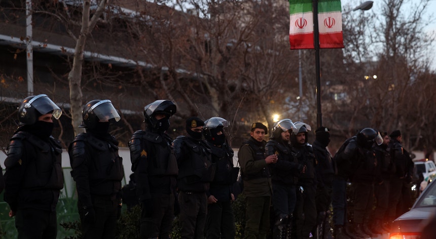 Portugal encerra embaixada em Teerão. Oito cidadãos abandonam Irão