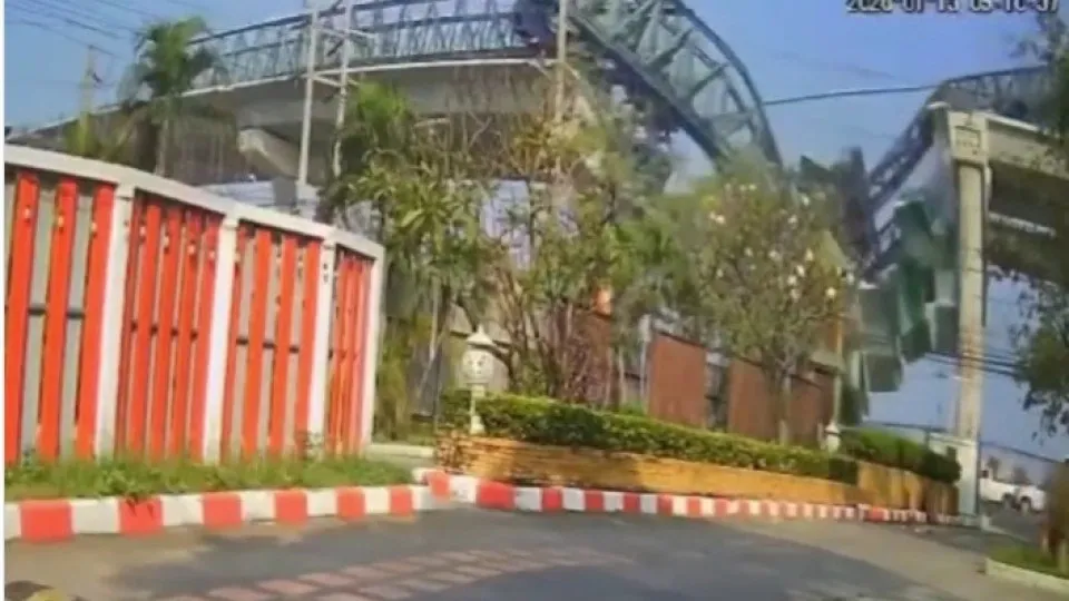 O momento da queda do guindaste que matou duas pessoas na Tailândia