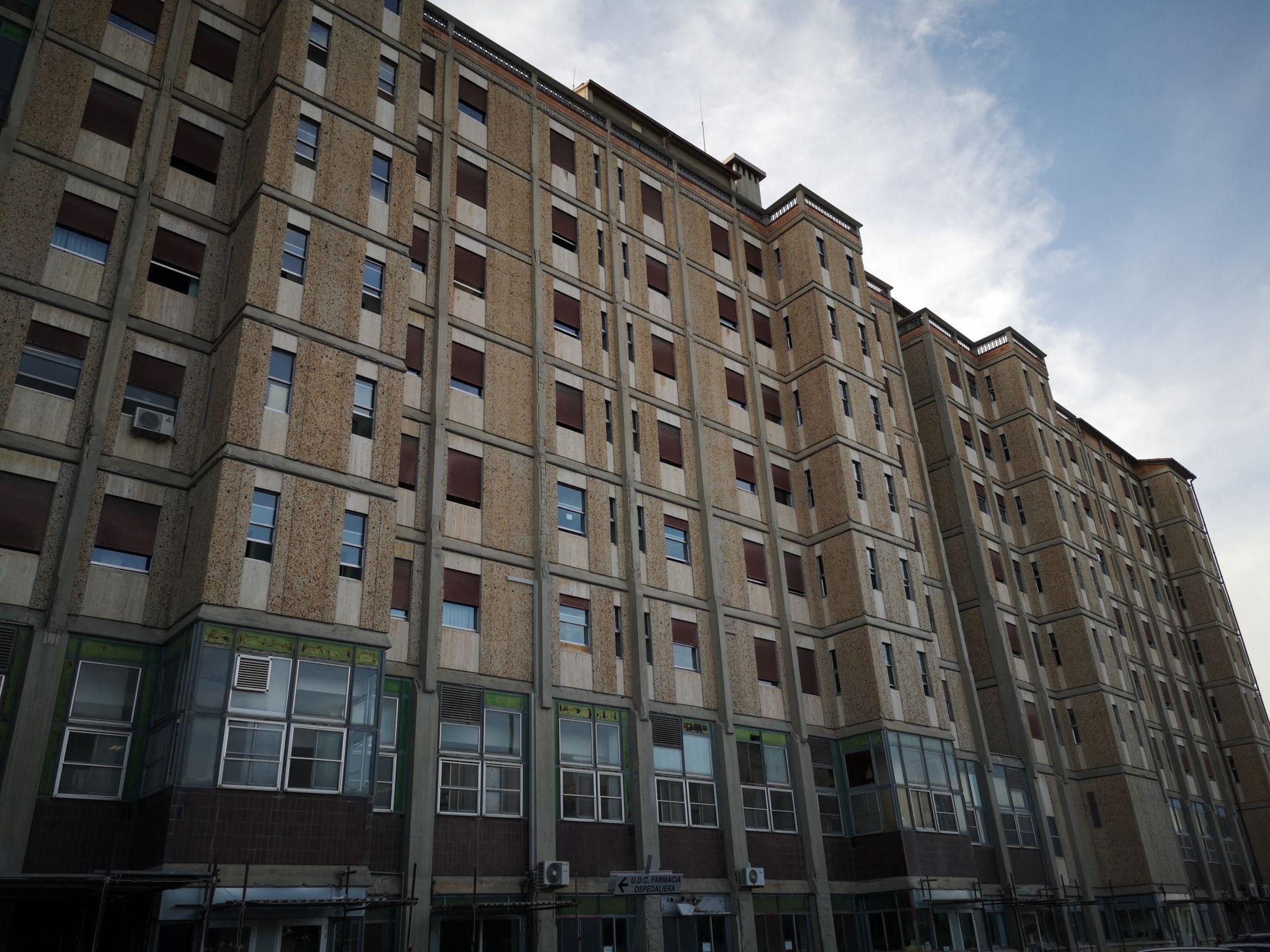 Evade dai domiciliari e prende a calci e pugni un uomo, arrestato