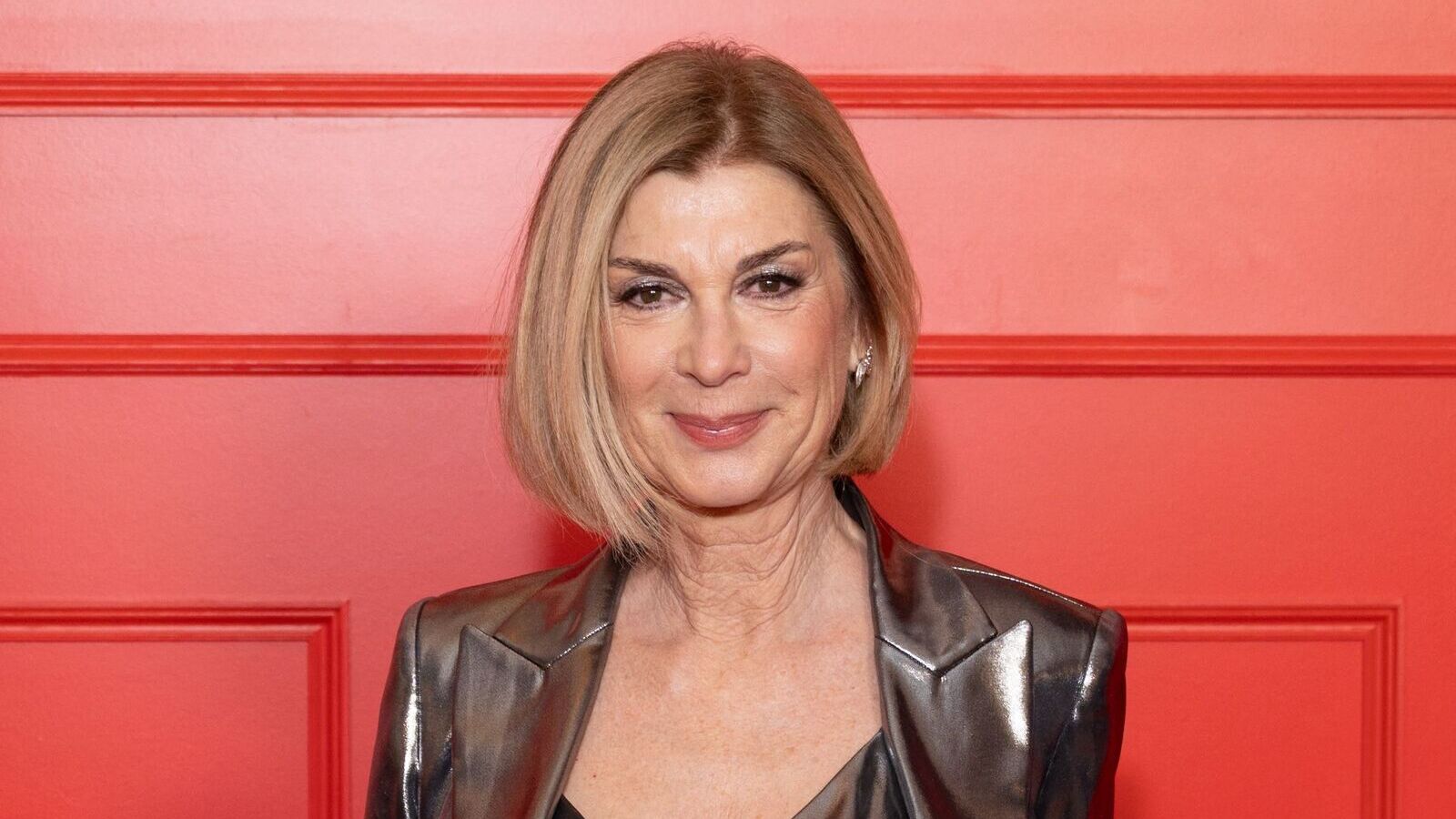 « Un must après 60 ans » : Michèle Laroque porte la tendance pantalon ...