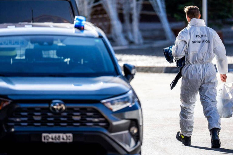 Crans-Montana, cameriere sulle spalle dei colleghi per lo spettacolo ...