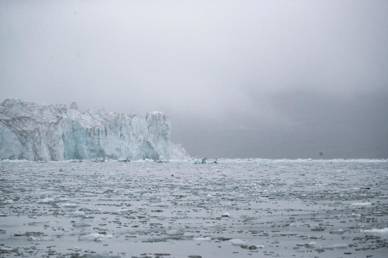 Il disgelo tinge di blu uno dei più grandi e longevi iceberg al mondo