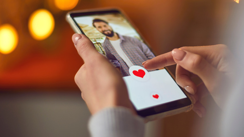 How to spot red flags while online dating