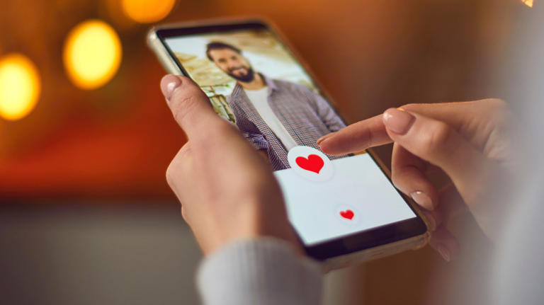How to spot red flags while online dating