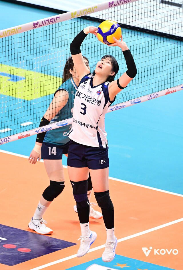 IBK기업은행, 시즌 첫 5연승…여자배구 3위 싸움 '재점화'