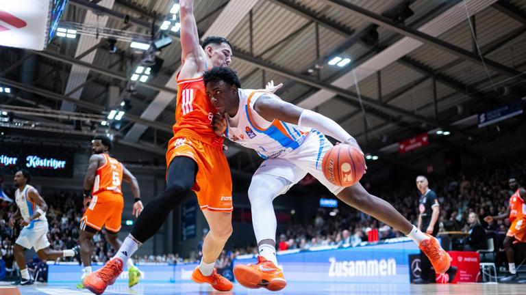 Jenas Co-Trainer hat einen Plan, wie man bei den Basketball Löwen ...