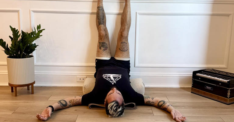 Do these 5 stretches every day to keep your body young: 'You don't need ...