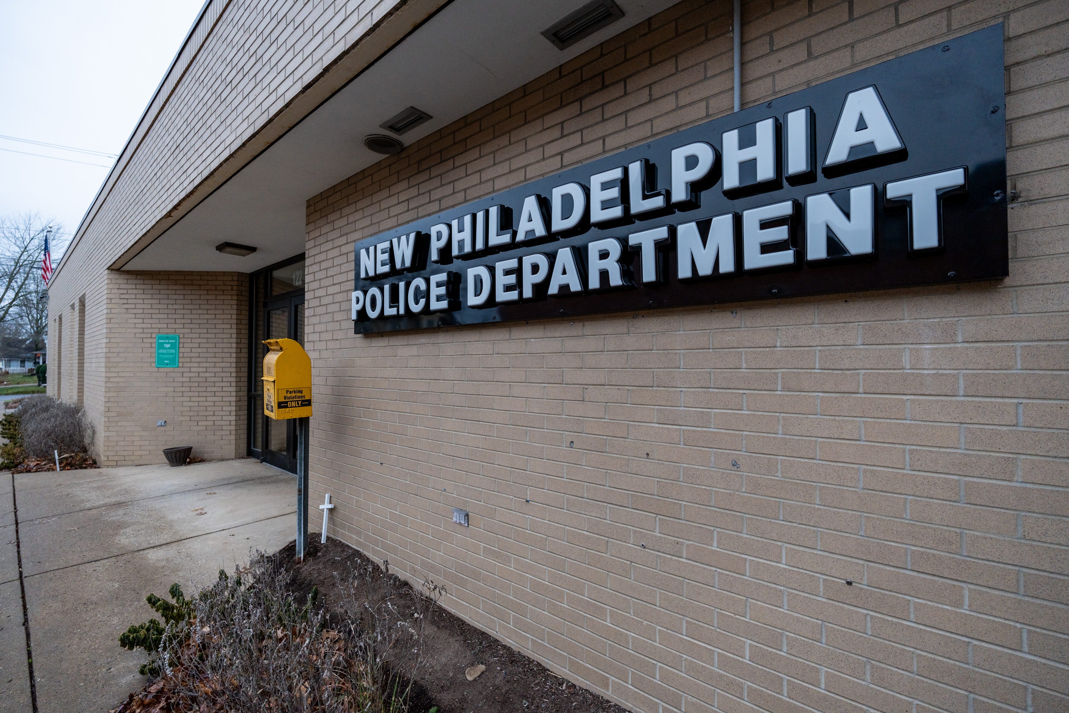 Dollar store robbery suspect grabbed New Philadelphia officer's gun