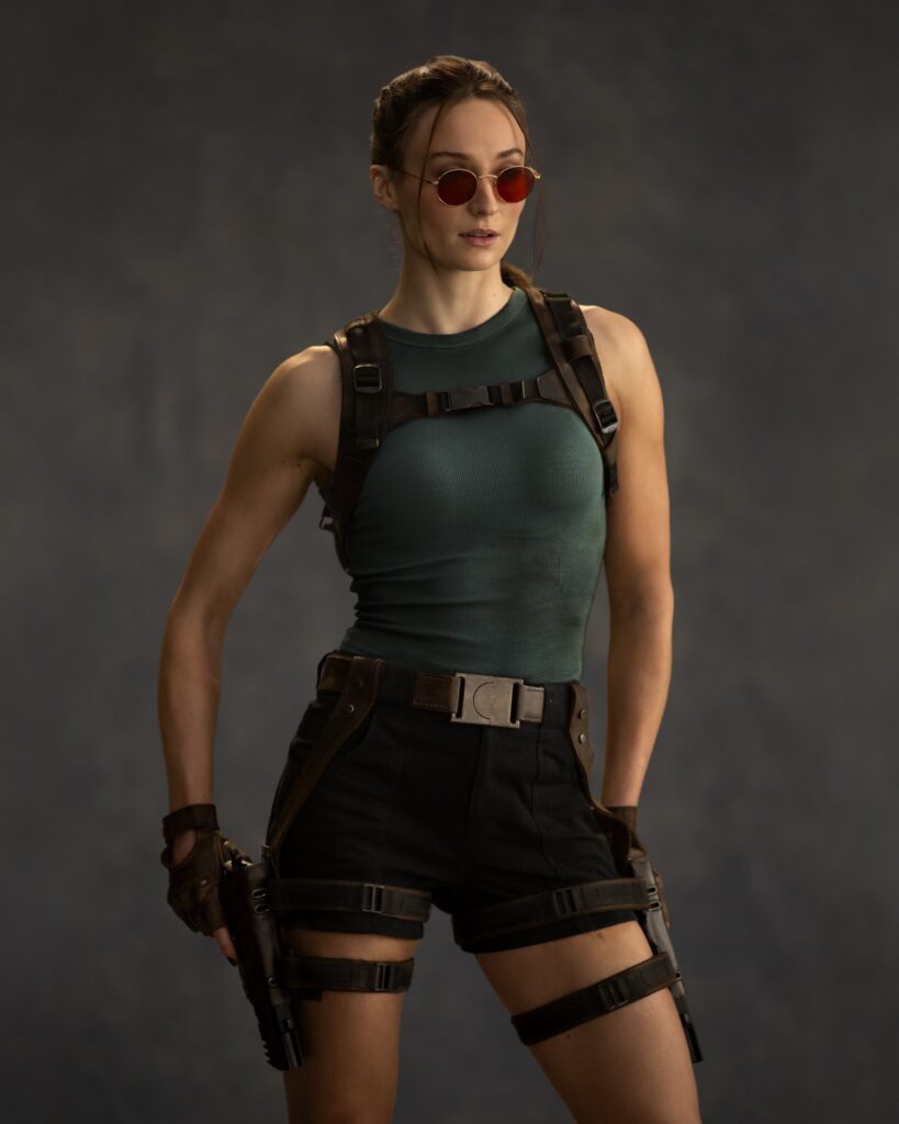 Sophie Turner dans la peau de Lara Croft, la première photo de la série ...
