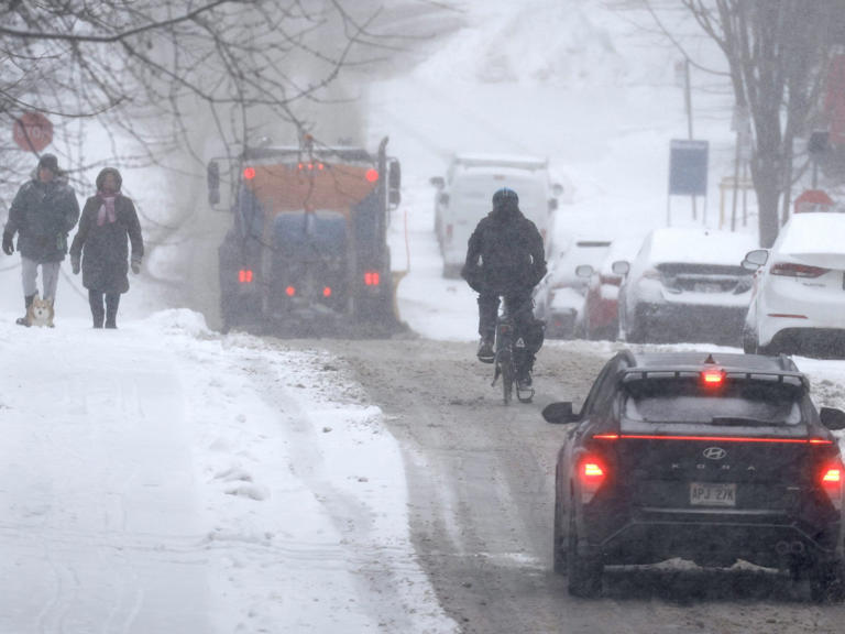 Snowfall leads to accidents, road closures across Montreal