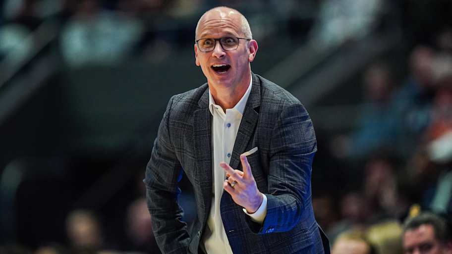 Dan Hurley praises UConn center after statement game