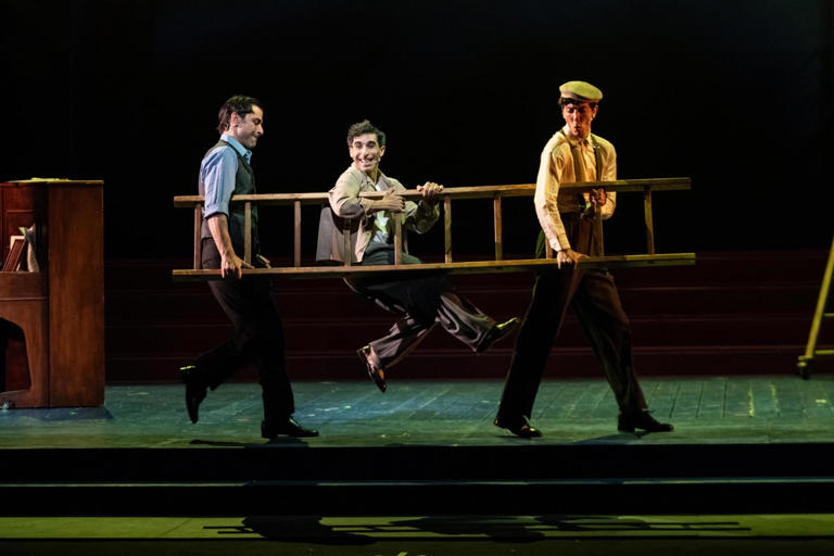 Musical 'Cantando sotto la pioggia' arriva alle Muse di Ancona in ...