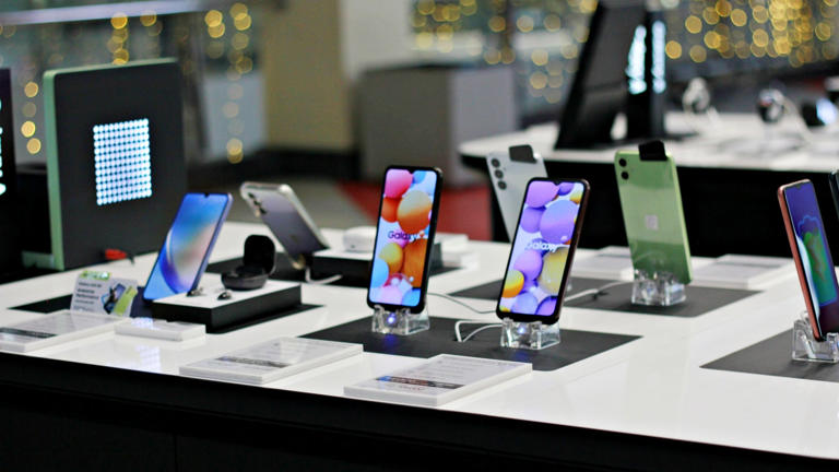 Bajan los precios de los celulares: a partir de cuándo conviene comprar ...