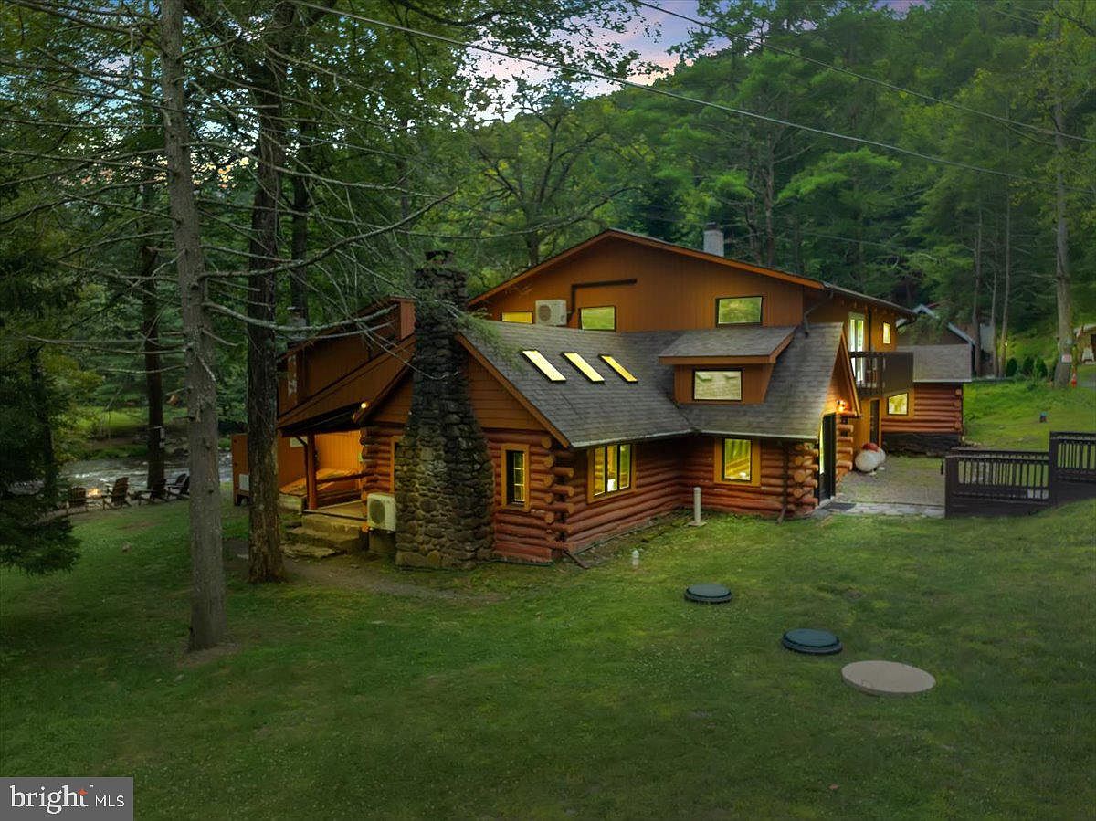 Historic 1930 cabin in East Stroudsburg, Pennsylvania, featuring an ...