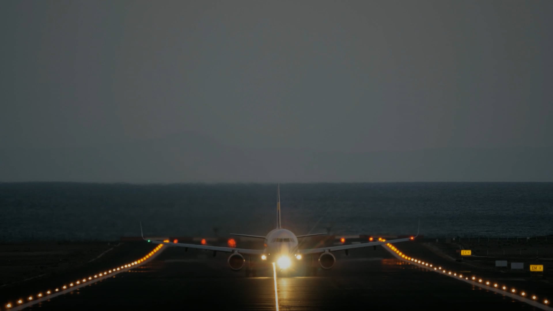 Por que você deve evitar café e chá no seu próximo voo