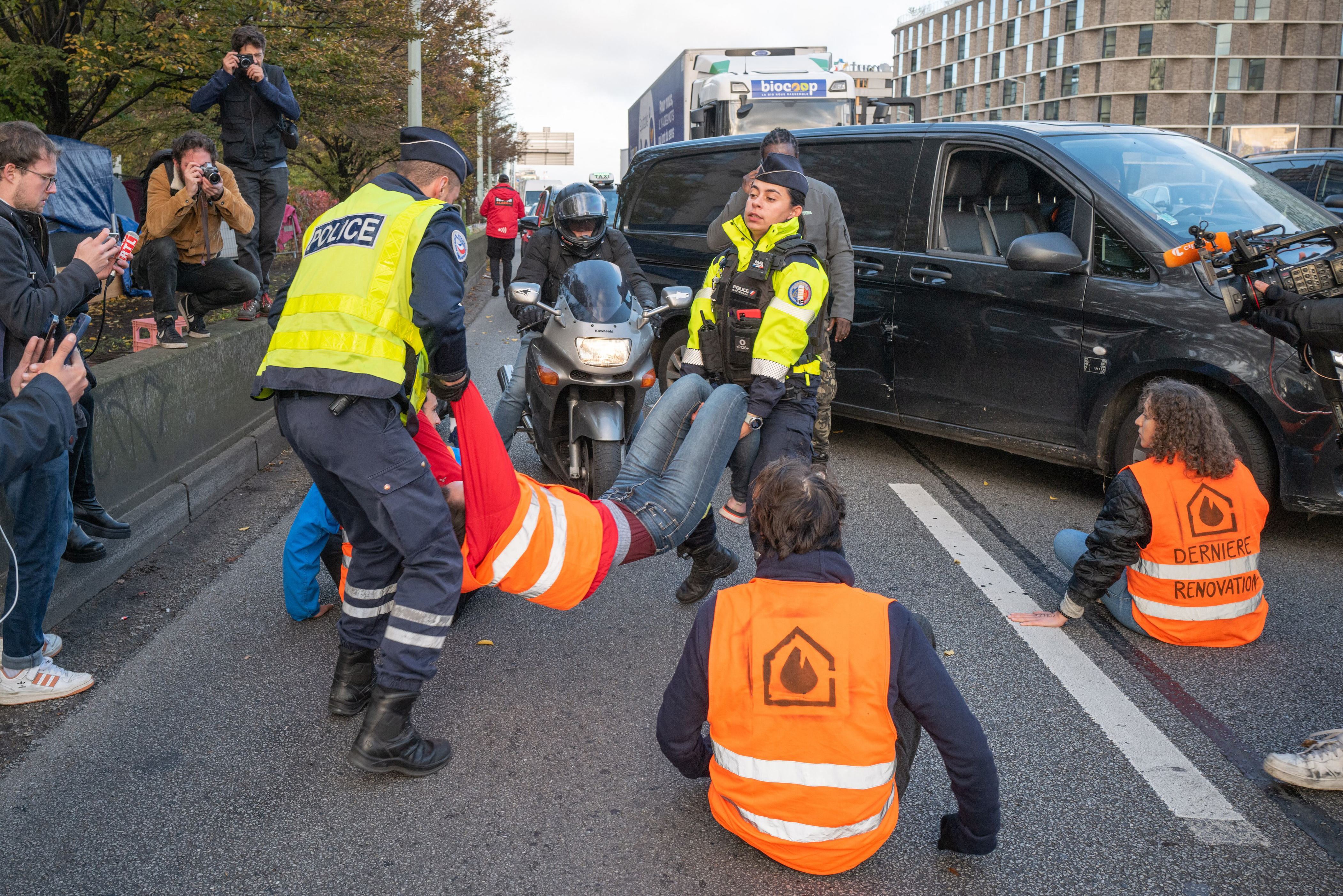 A6 bloquée : la Cour de cassation valide la relaxe de sept militants de ...