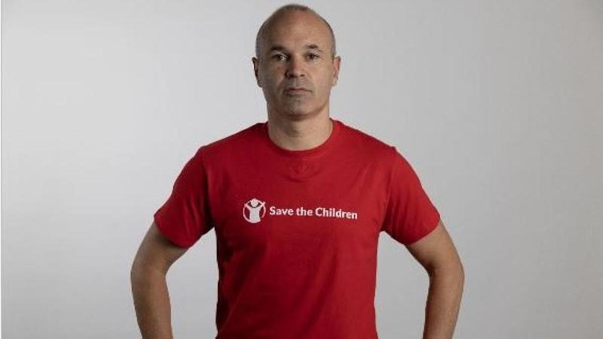 Iniesta ofrece otra vez su cara más solidaria