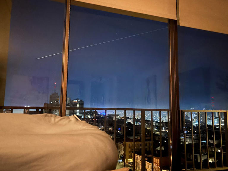 Photo: Bright light in sky turns out to be SpaceX spacecraft returning ...